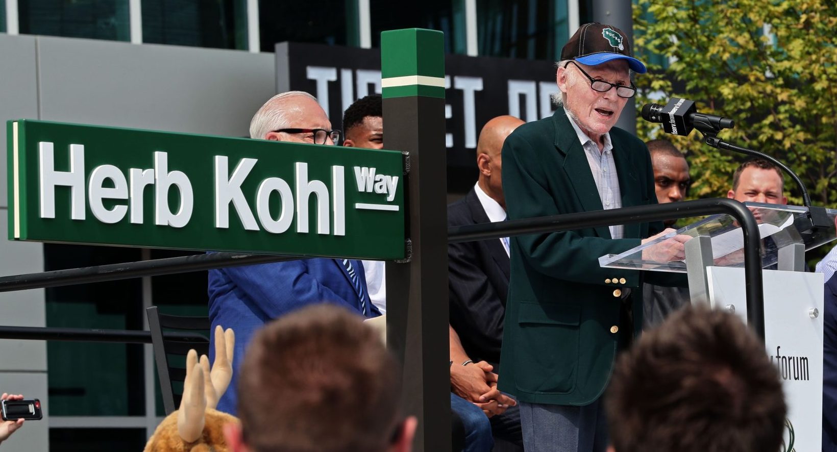 Herb Kohl, Who Kept Milwaukee on the Sports Map, Dies at 88