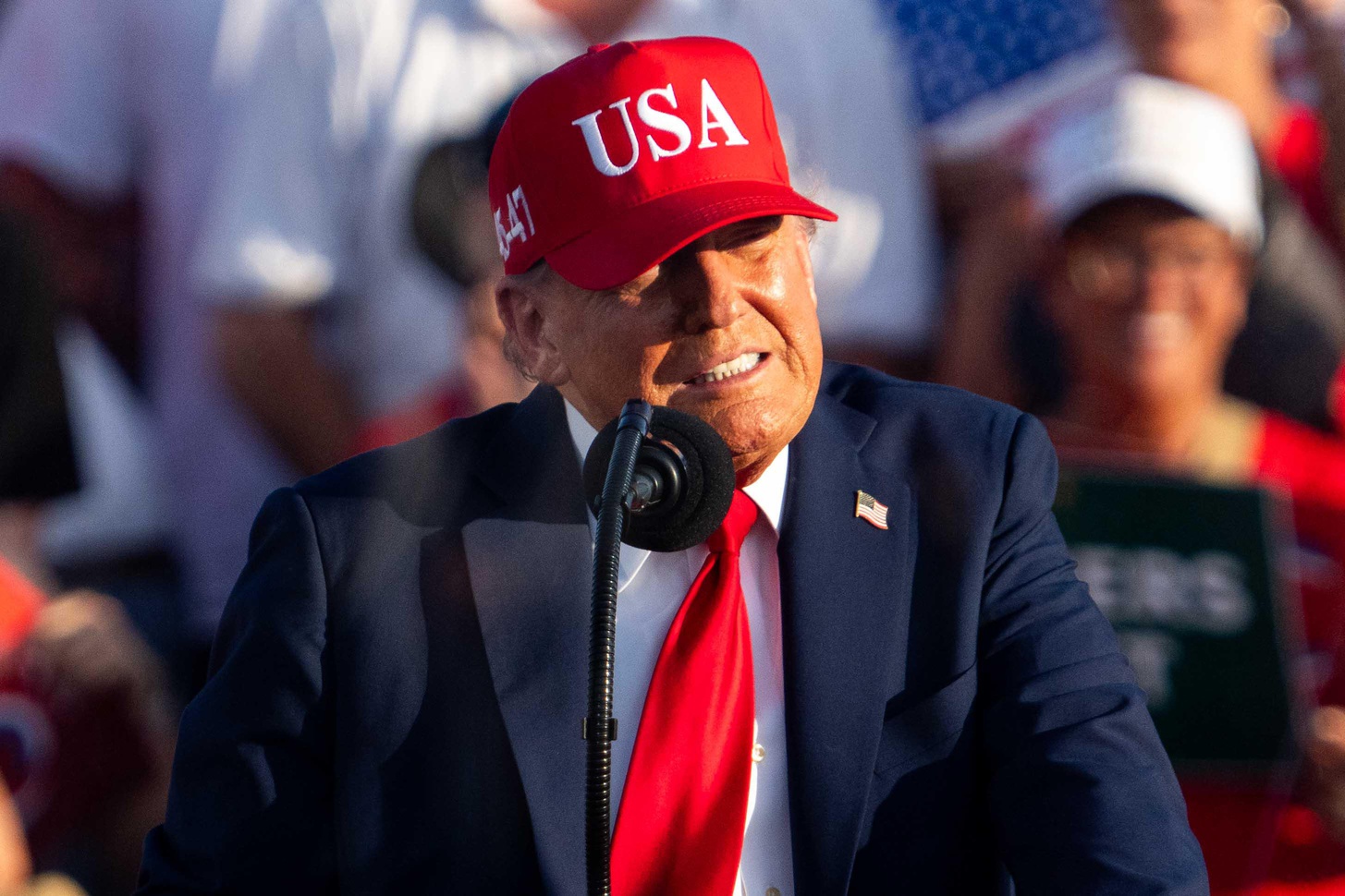 Trump Signs Executive Order on College Sports Pay