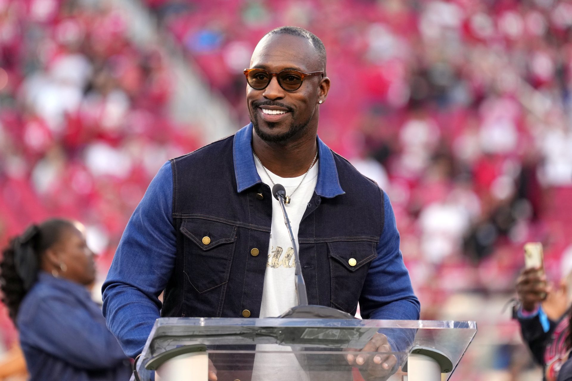 Vernon Davis Would Love to Invest in an NFL Team